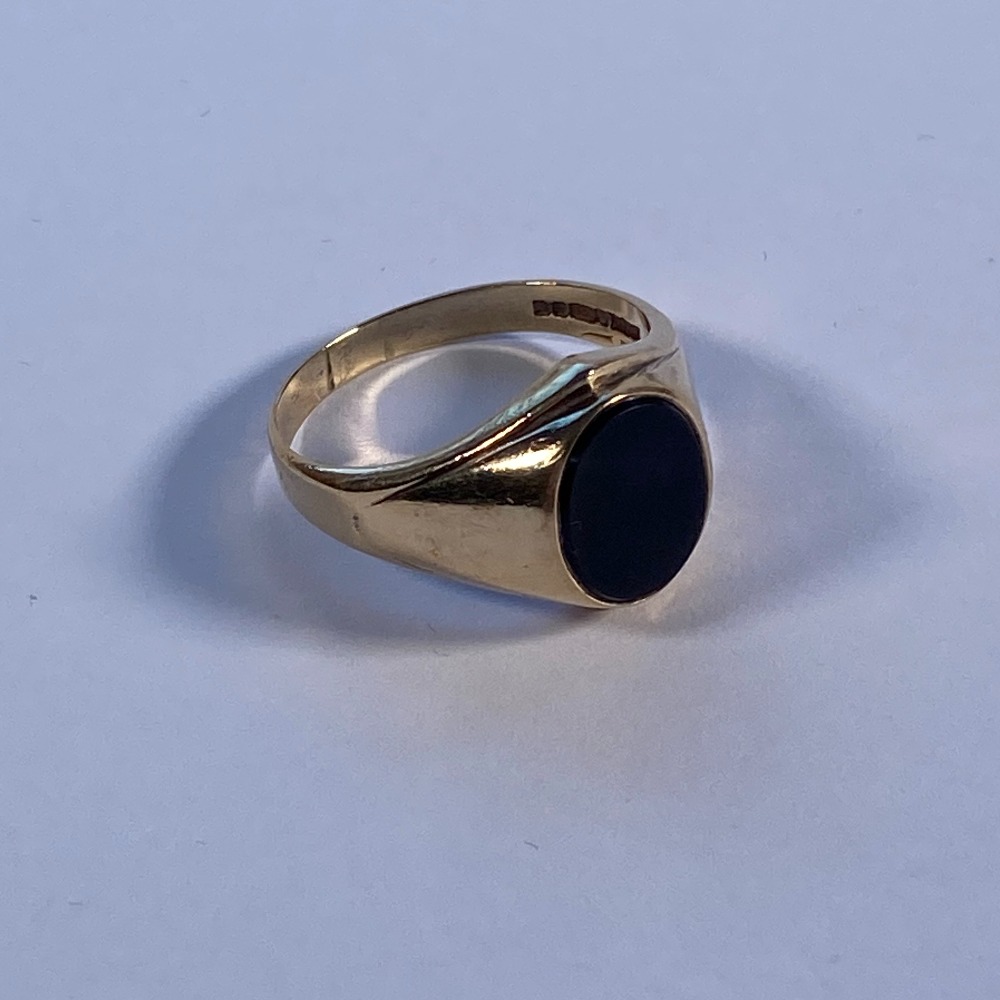 Pre-owned 9ct Gold 1 Oval Black Stone Signet Ring - Own4Less